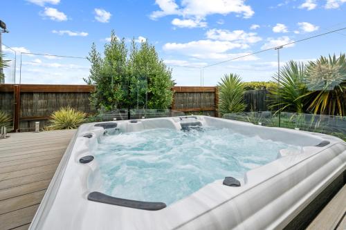 Crystal Palace Kilcunda, Luxury Coastal Retreat With Ocean Views, Spa, Fireplace, Ev-ready, Pet-frie - Kilcunda
