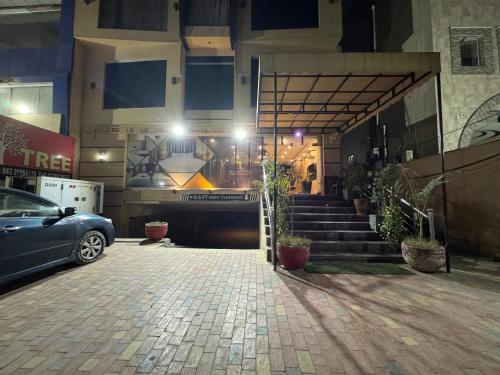 Goldentreepremier - Lahore