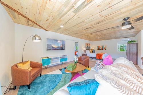 Skyfalls Retreat Mid-century Guesthouse Near Yosemite - Oakhurst, CA