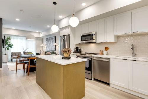 Bright & Homey Haven W/ Hot Tub, Pool + Near Banff - Alberta