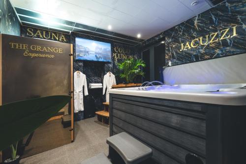 A Private Luxury Spa Suite With Jacuzzi, Sauna And Ice Bath, Ideal For Couples, Business, Athlete Re - Peak District