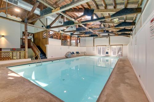 Fully Renovated! Luxe Ski Condo Near Stowe Mtn - Stowe, VT
