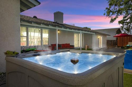 Sleeps 12 - Hot Tub - Pool - Game Room & Fire Pit! - Hemet, CA
