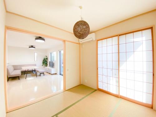 江の島エリア 駅徒歩5分の広々モダン一軒家 最大8名 無料駐車場と冬も快適な床暖房あり Molle Shonan - Enoshima