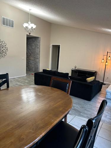 Comfy Edmond Home, Near Okc, 3 Beds, Wi-fi, 4 Tvs, Cold Ac, & Central Heat, Fully Fenced Backyard - Edmond, OK