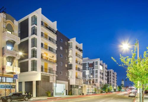 Luxe On Hollywood Blvd 2br With Free Parking - Los Angeles