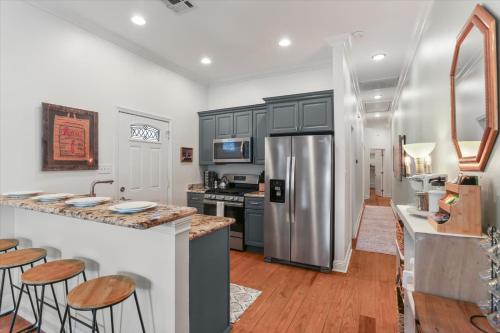 Jazzfest Central Spotless 3br W Driveway - Metairie, LA