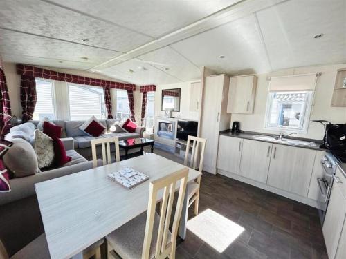 Seaview Holiday Park - 2 Bedroom Sleeps 6 Family & Pet Friendly - Whitstable