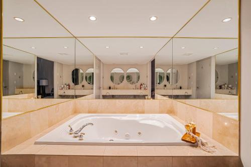 Luxury Jacuzzi Suite With Sauna & Heated Pool - Horseshoe Valley