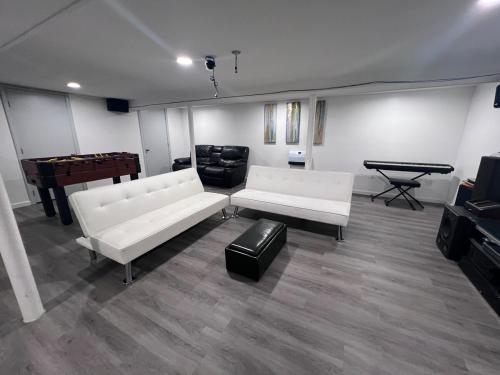 Entire House For Big Group-4 Bedrooms -Minutes From Hartford - Hartford, CT