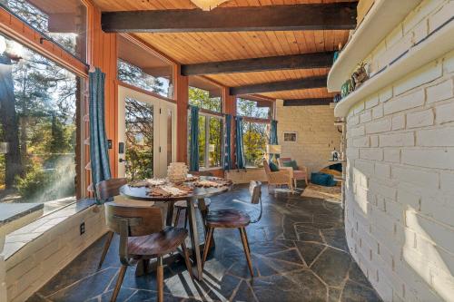 16 Mi To Yosemite-1 Mi To Oakhurst-anthro Decor - Bass Lake, CA