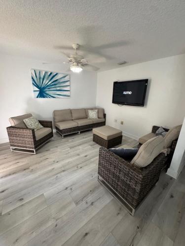 Tropical 2 Bedroom Villa Across Cocoa Beach 3 - Cocoa Beach, FL