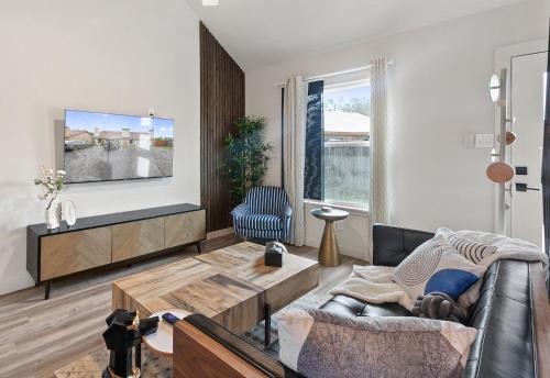 Contemporary Couples Getaway Near Austin Favorites - Loft 21 - Sunset Valley, TX