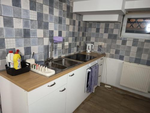 120 Qm Apartment,wlan, Tv Free Parking,24 H Check-in, ,Full Kitchen,untergeschoss ,3 Schlafzimmer -W - Hannover