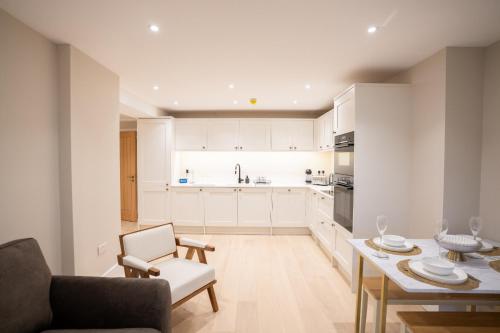 Brand New Modern 2-bed Dog-friendly Apartment In Broadway High Street - Sleeps 6 - Broadway