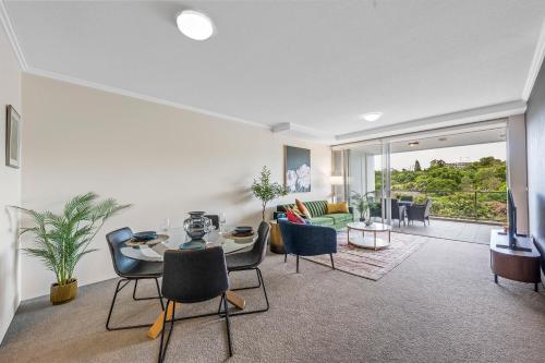 Stylish Roma Parklands Retreat - Stunning Park Views From Every Room, Heated Pool, Gym, Private Carp - Spring Hill