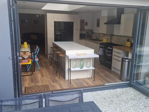 'Beachside' Seafront Apartment - Garage & Garden - Isle of Wight
