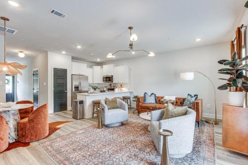 Walk To Biloxi Beach Fun! Chic & Updated Townhome - Biloxi, MS