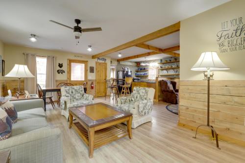 10 Mi To Dollywood: Cozy Apt W/ Shared Fire Pit - Townsend, TN