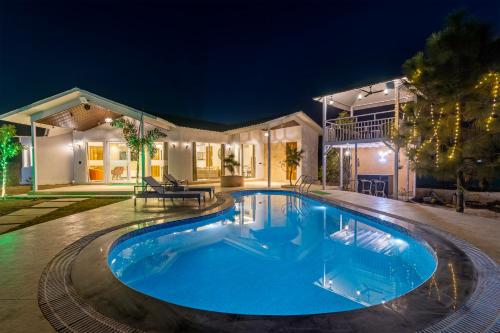Elivaas Signature Vedaaz Farms Pet-friendly 4-bhk Villa With Private Outdoor Pool And Garden Area - Faridabad