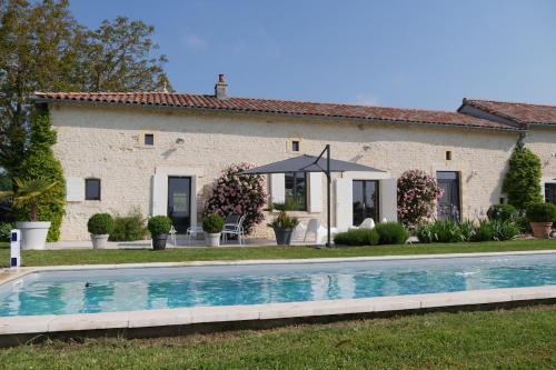 Charmante Maison Charentaise - Piscine Chauffee - Sauna - Charente