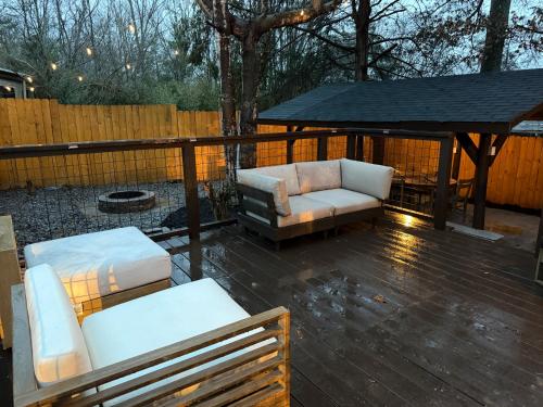 Outdoor Living - Hot Tub - Breakfast - Fenced Yard - Near Attractions - Pigeon Forge