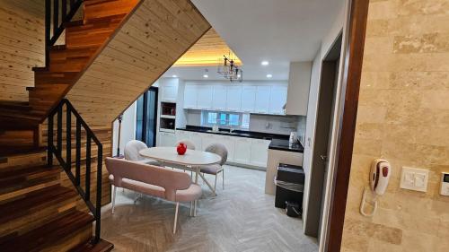 Pine-tree Stay, Ktx Station Nearby, 3 Rooms, 2 Bathrooms, Hotel Style Bed 4, Rooftop Barbecue, Kids - Daejeon