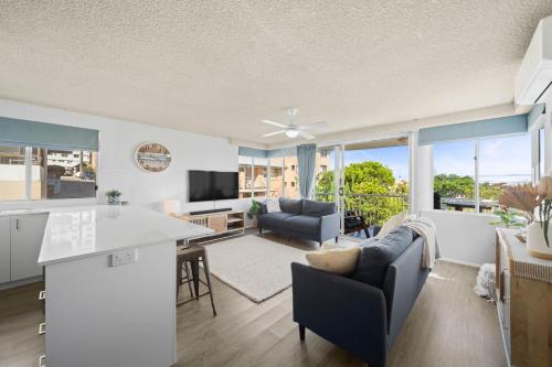 Spacious 3 Bedroom Delight - Shops & Beaches Zg1 - Caloundra
