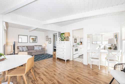 Updated 1br Bayfront Cottage W Deck In Quiet Balboa Island By Beachview Rentals - Newport Beach, CA