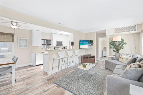 Stylish 2br Upstairs Cottage W Ac One House From Beach By Beachview Rentals - Newport Beach, CA