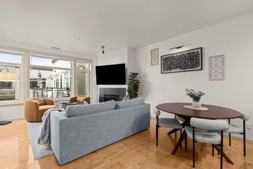 Seattle Waterfront Condo, Free Parking, Gym, Hot Tub, Steps To Pike Place - Seattle, WA