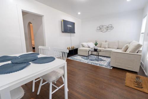 Modern 2-bedroom House With Free Parking And Convenient Location - Oak Park, IL
