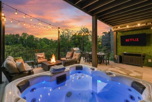 Luxury Chalet - Indoor Pool - Arcades - 24 Guests - Resort Amenities - Pigeon Forge, TN