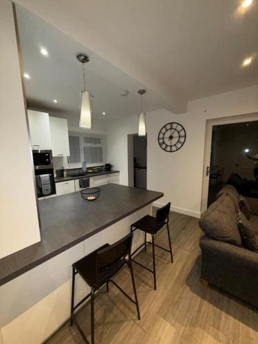 5 Bedroom House In Petts Wood - Bromley