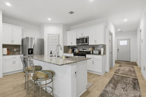 Sunset Creek Sanctuary - Spacious Family Home - Brazos Bend State Park, Needville