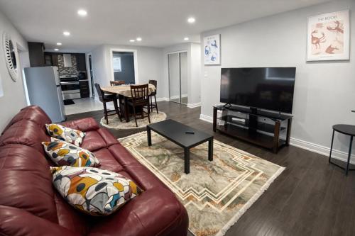 Renovated 3br Caledon Basement Suite Sleeps 7 With Private Entry, Full Kitchen, Wifi, Laundry & Spac - Brampton