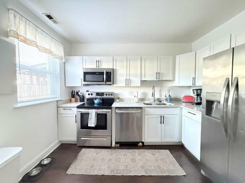 Cozy Spacious Family Home Near Carytown Fully Fenced - Chesterfield, VA