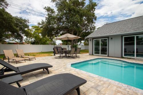 Beautiful Pool Home Minutes From Anna Maria Island - Bradenton, FL