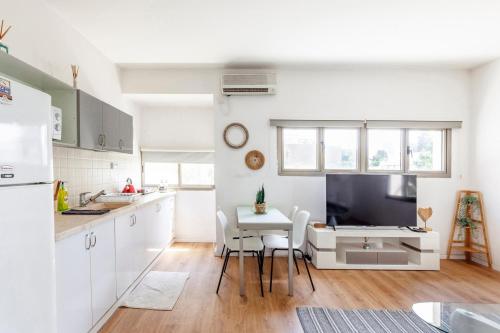 Peaceful Apartment Next To Gordon Beach By Vacay - Tel Aviv