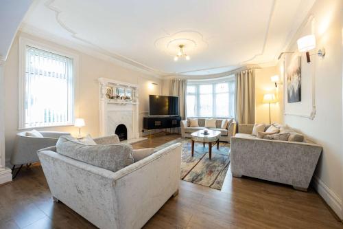 Detached House In Prestwich Sleeps 10 With Parking - Manchester