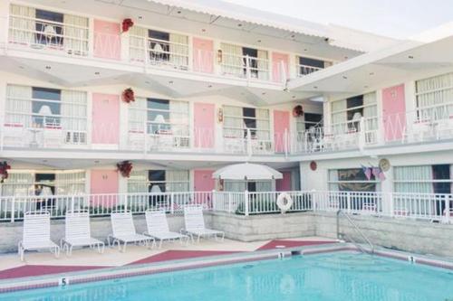 Pink Champagne Boutique Motel - Avalon, NJ