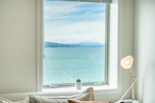 Luxury Beachfront Apartment - Private Upper Suite - Wellington