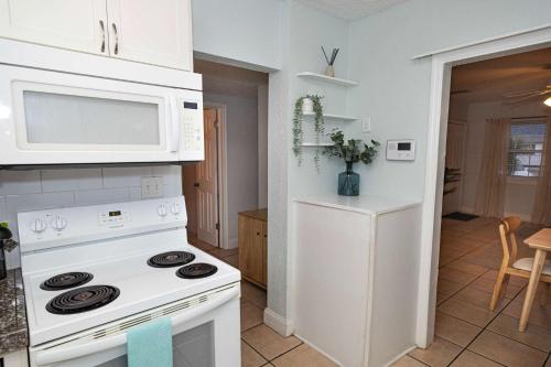 Beachside Cottage Home - Short Walk To The Beach - Jacksonville Beach, FL