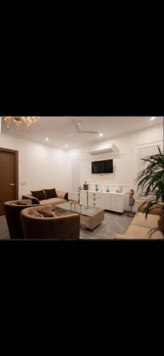 The Carmine House-private 4 Bhk Luxury Retreat In Sector 132, Noida - Faridabad
