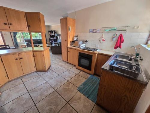 Spacious & Serene Townhouse Getaway - Bloemfontein
