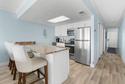 Cozy Condo With Pool Steps From Vanderbilt Beach - Naples, FL