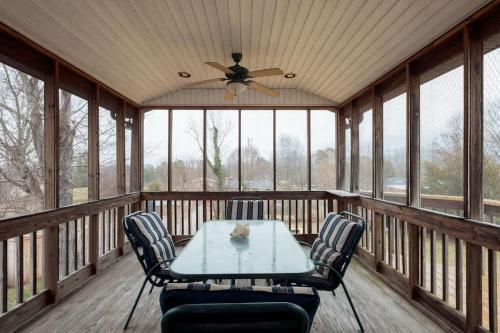 5br Johnson City Fenced Yard Firepit Sleeps 8 - Johnson City, TN