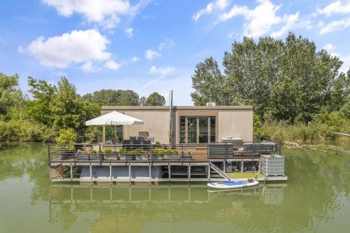 The Root Your Charming Floating Home - Bratislava