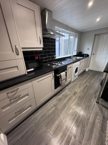 Central Near Hospital 2 Bedroom - Sleeps 4 - Self Check In - Fully Furnished - Carlisle