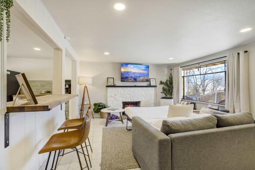 Ivywild Flat Pet Friendly Near Broadmoor W Views - Colorado Springs, CO